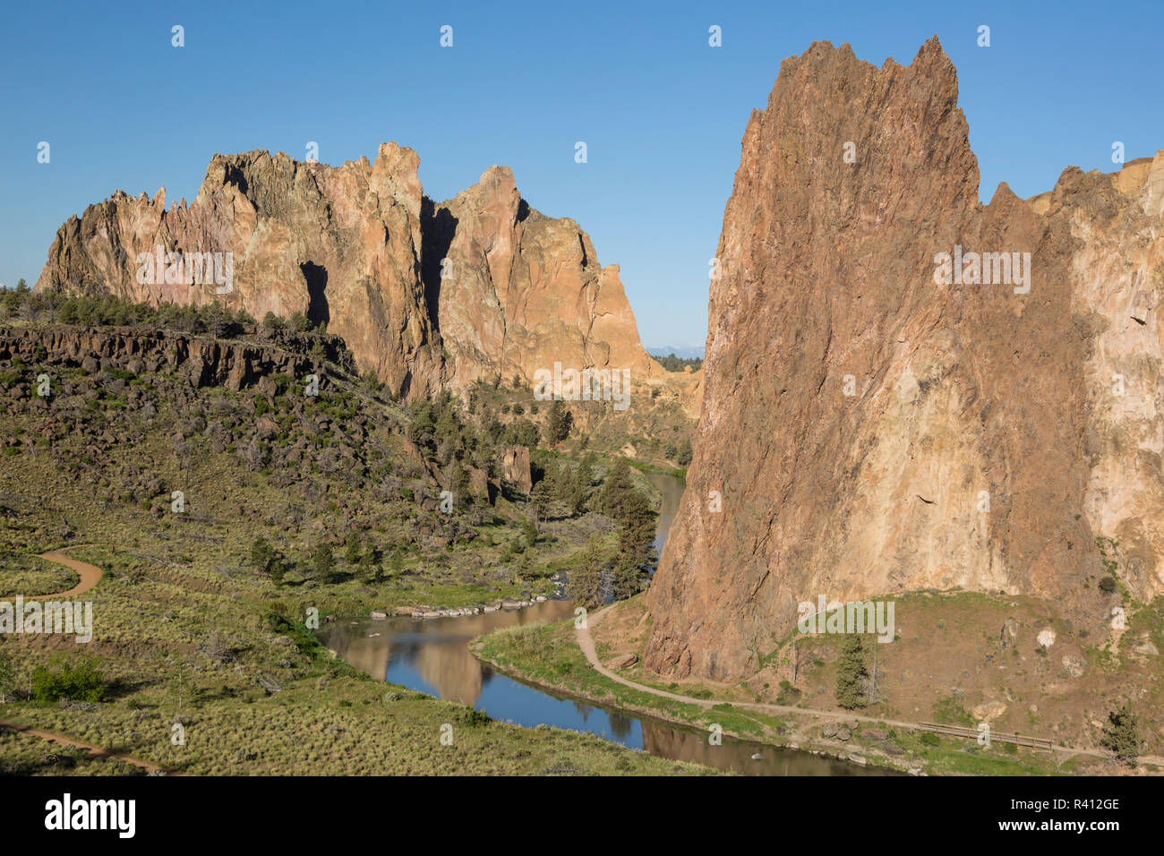USA, Oregon, Smith Rock State Park. Volcanic tuff cliffs and Crooked ...