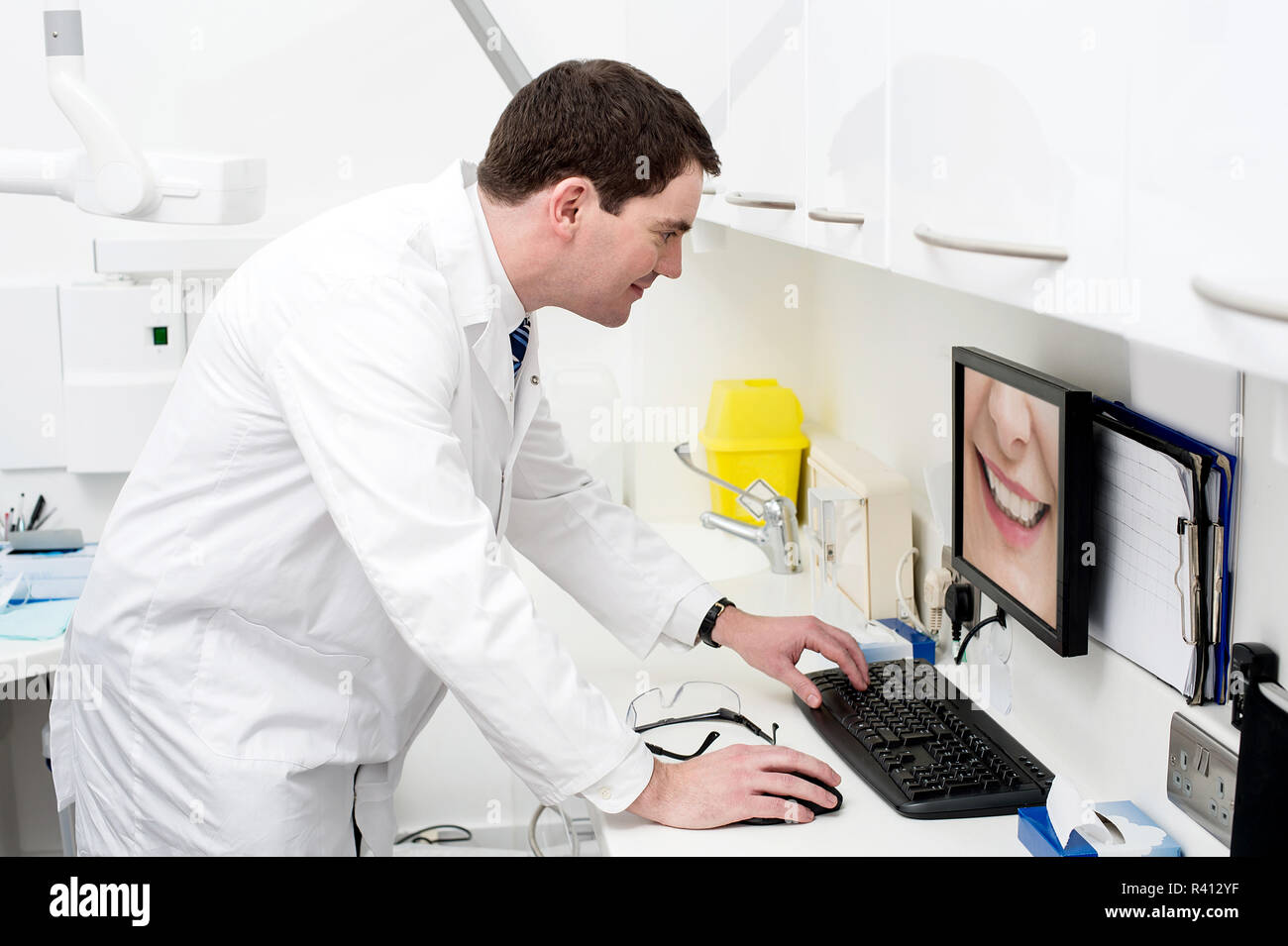 Dentist using keyboard hi-res stock photography and images - Alamy
