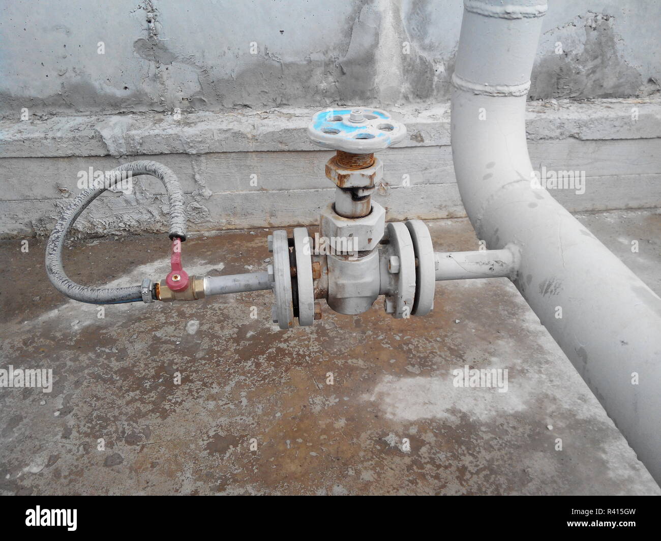 Latch on the pipeline Stock Photo - Alamy