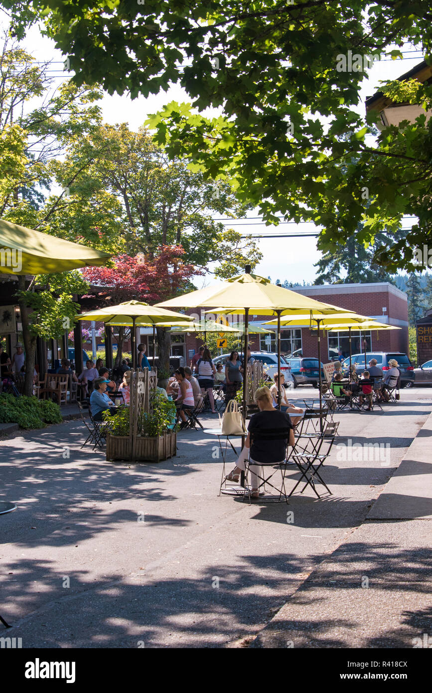 Inviting summer courtyard hi-res stock photography and images - Alamy