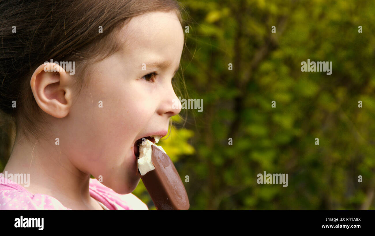a little girl eats in the open eskimo limon - part 2 Stock Photo - Alamy