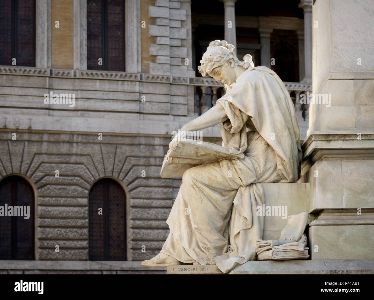 woman reading statue Stock Photo - Alamy