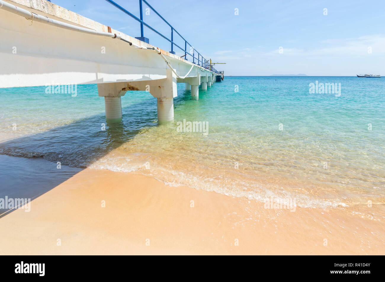 Jetty with clear water and blue skies Stock Photo - Alamy