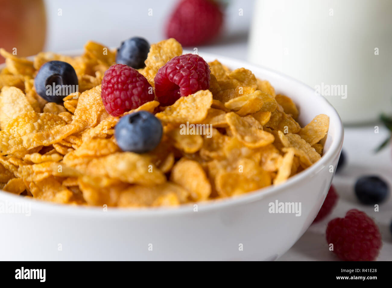 cornflakes in a bowl Stock Photo - Alamy