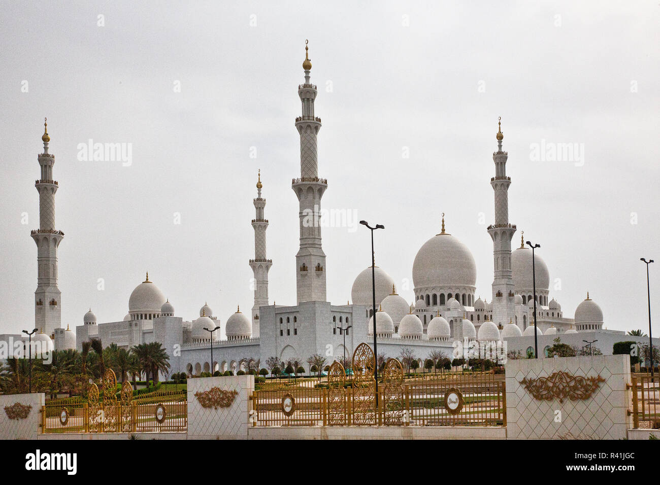 Views of Sheikh Zayed Mosque in Abu Dhabi Stock Photo - Alamy