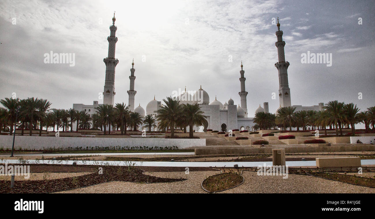 Views of Sheikh Zayed Mosque in Abu Dhabi Stock Photo - Alamy