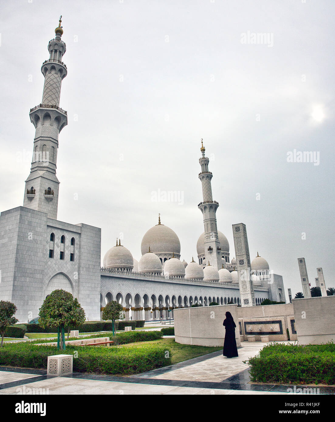 Views of Sheikh Zayed Mosque in Abu Dhabi Stock Photo - Alamy