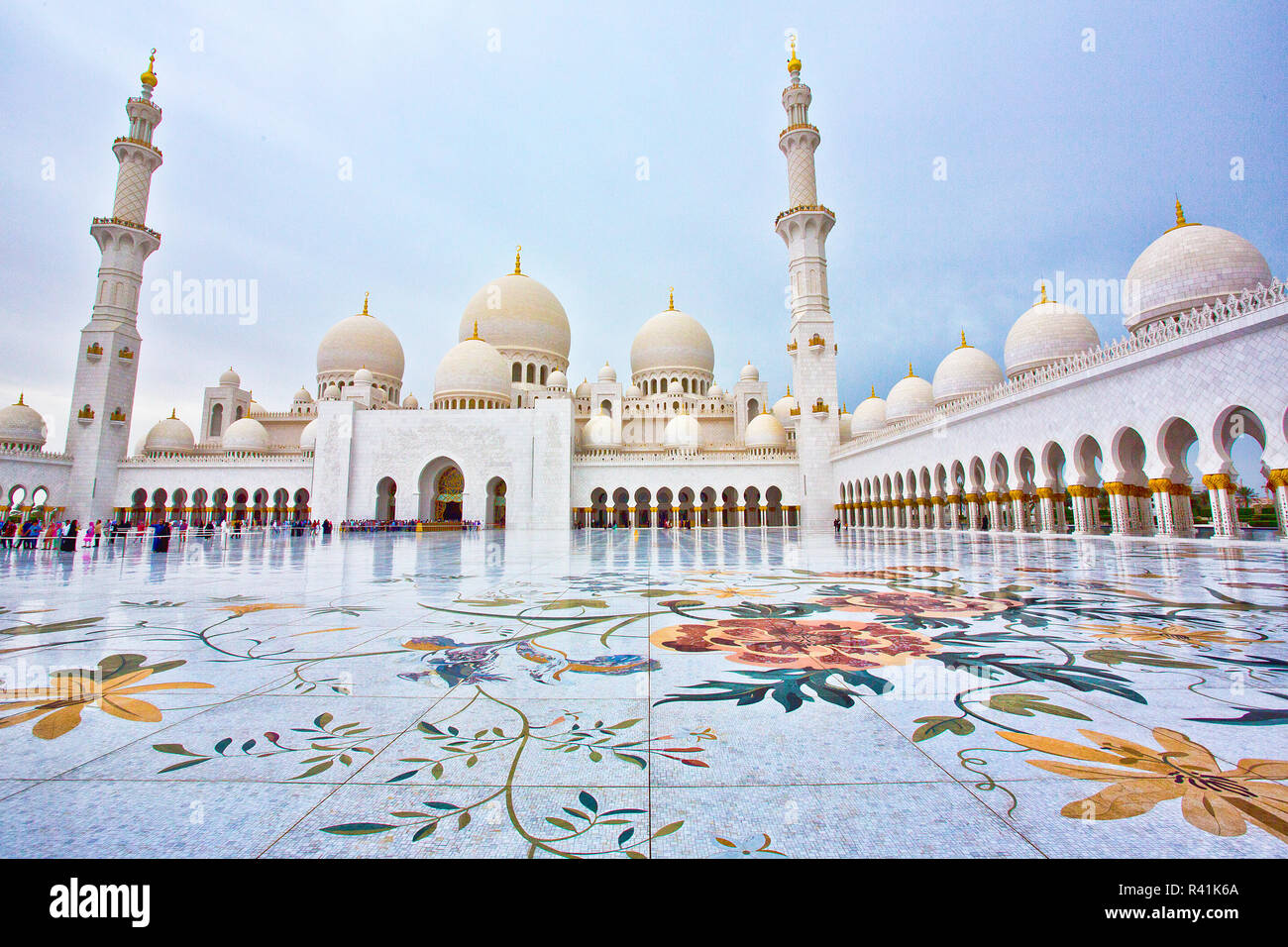 Views of Sheikh Zayed Mosque in Abu Dhabi Stock Photo - Alamy