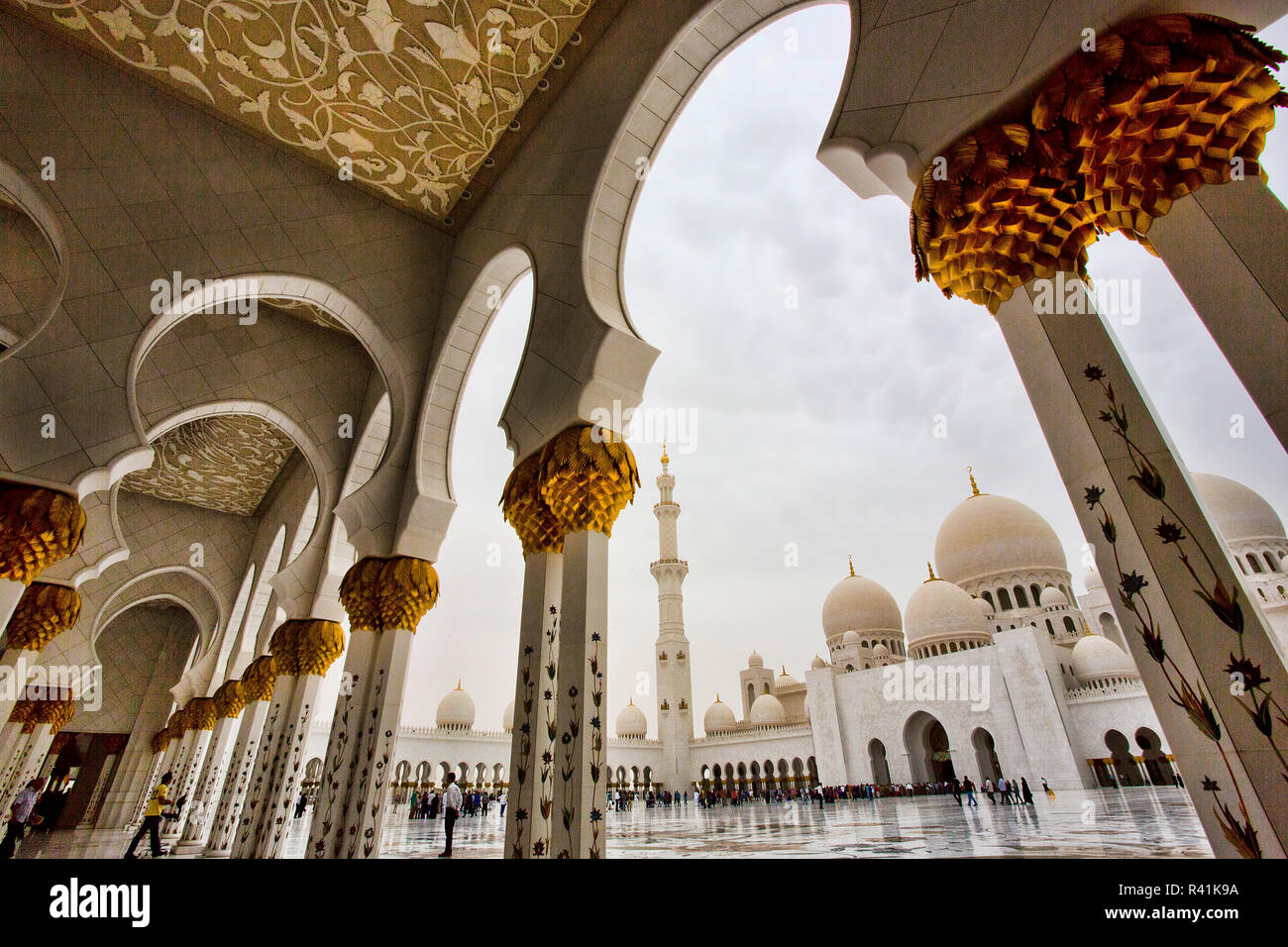 Views of Sheikh Zayed Mosque in Abu Dhabi Stock Photo - Alamy