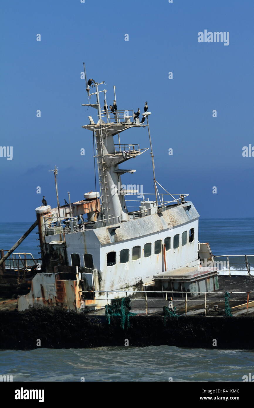 Capsized sailboat hi-res stock photography and images - Alamy