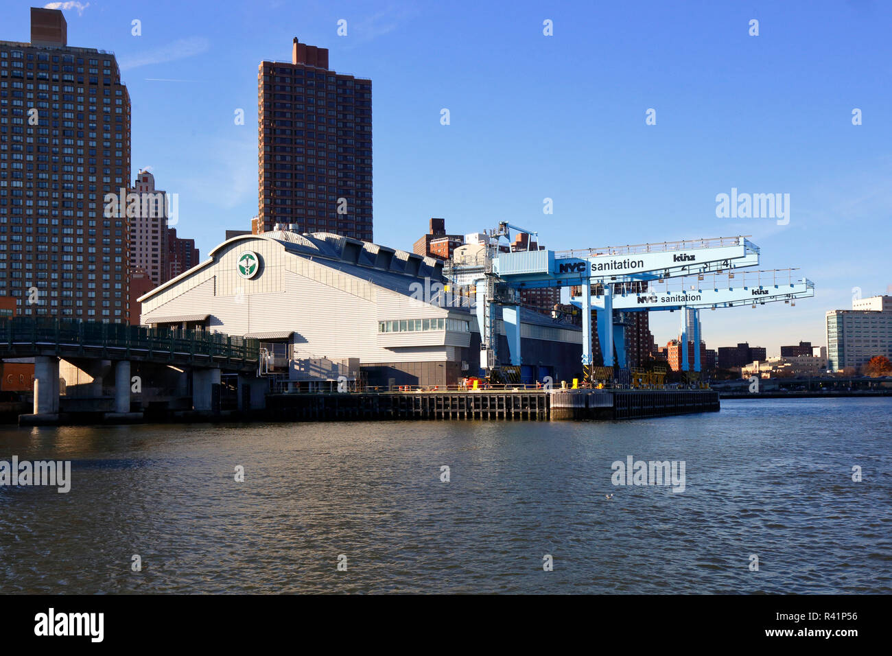 Garbage barge new york city hi-res stock photography and images - Alamy