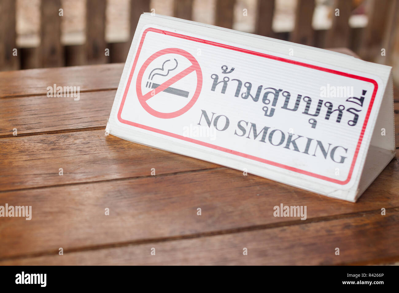 No smoking sign in coffee shop Stock Photo - Alamy