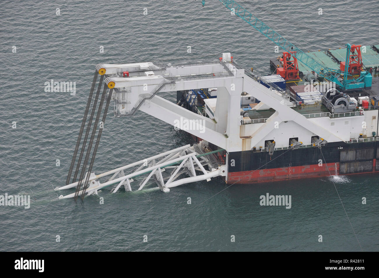 Pipelaying barge hi-res stock photography and images - Alamy