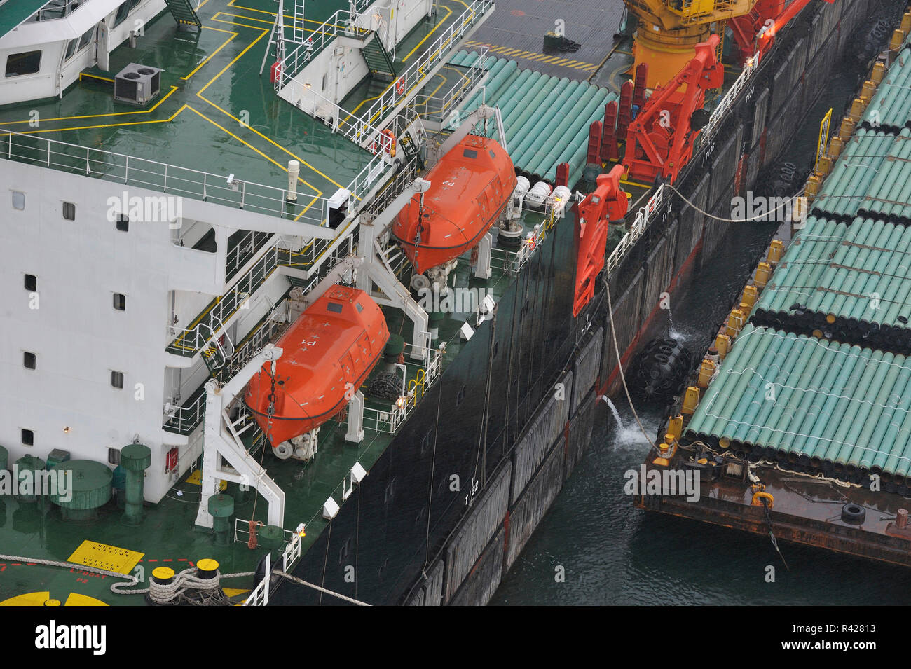 Container loading and unloading systems hi-res stock photography and ...