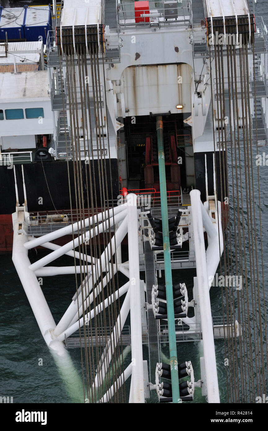 Pipelaying barge hi-res stock photography and images - Alamy