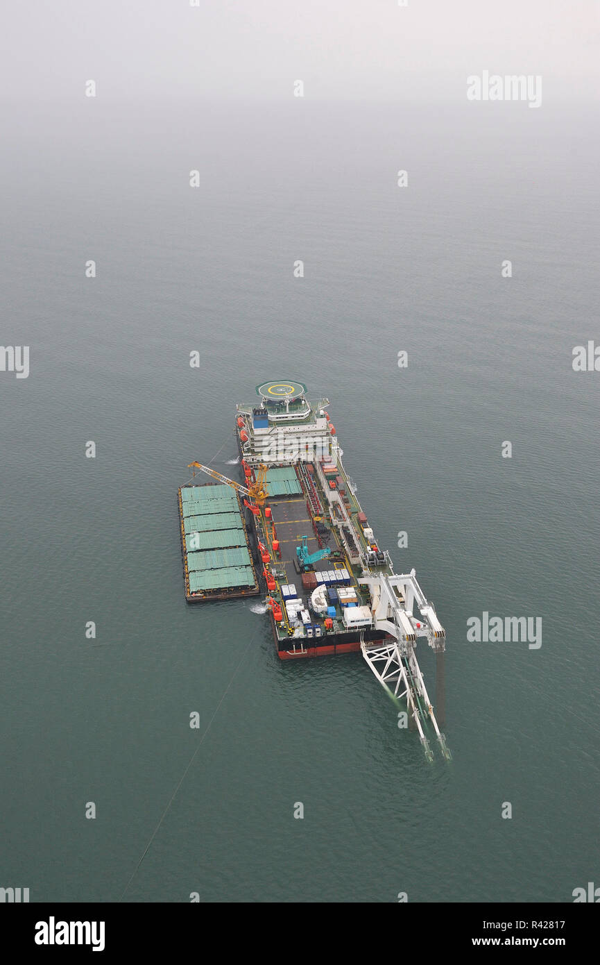 Pipelaying barge hi-res stock photography and images - Alamy