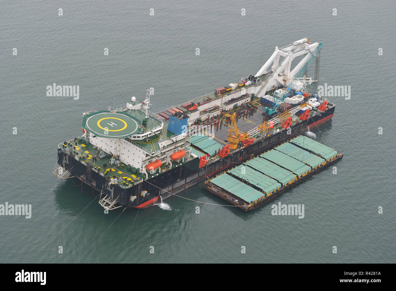 Pipelaying barge hi-res stock photography and images - Alamy