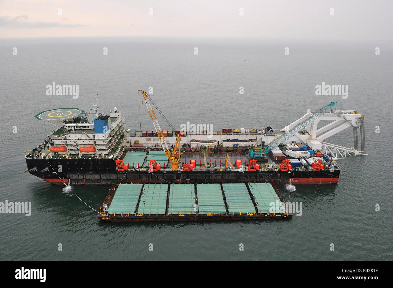 Pipelaying barge hi-res stock photography and images - Alamy