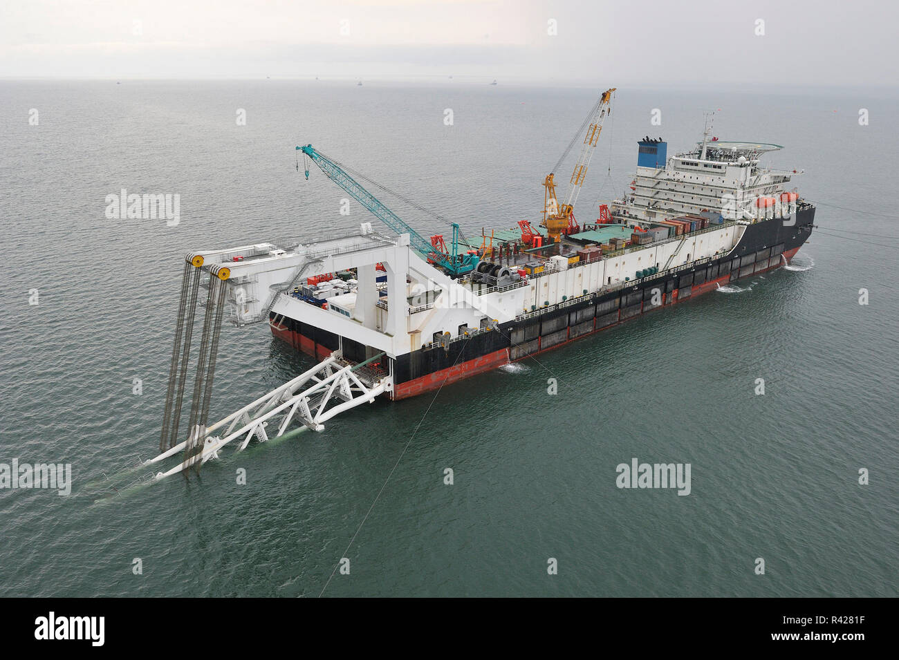 Container loading and unloading systems hi-res stock photography and ...