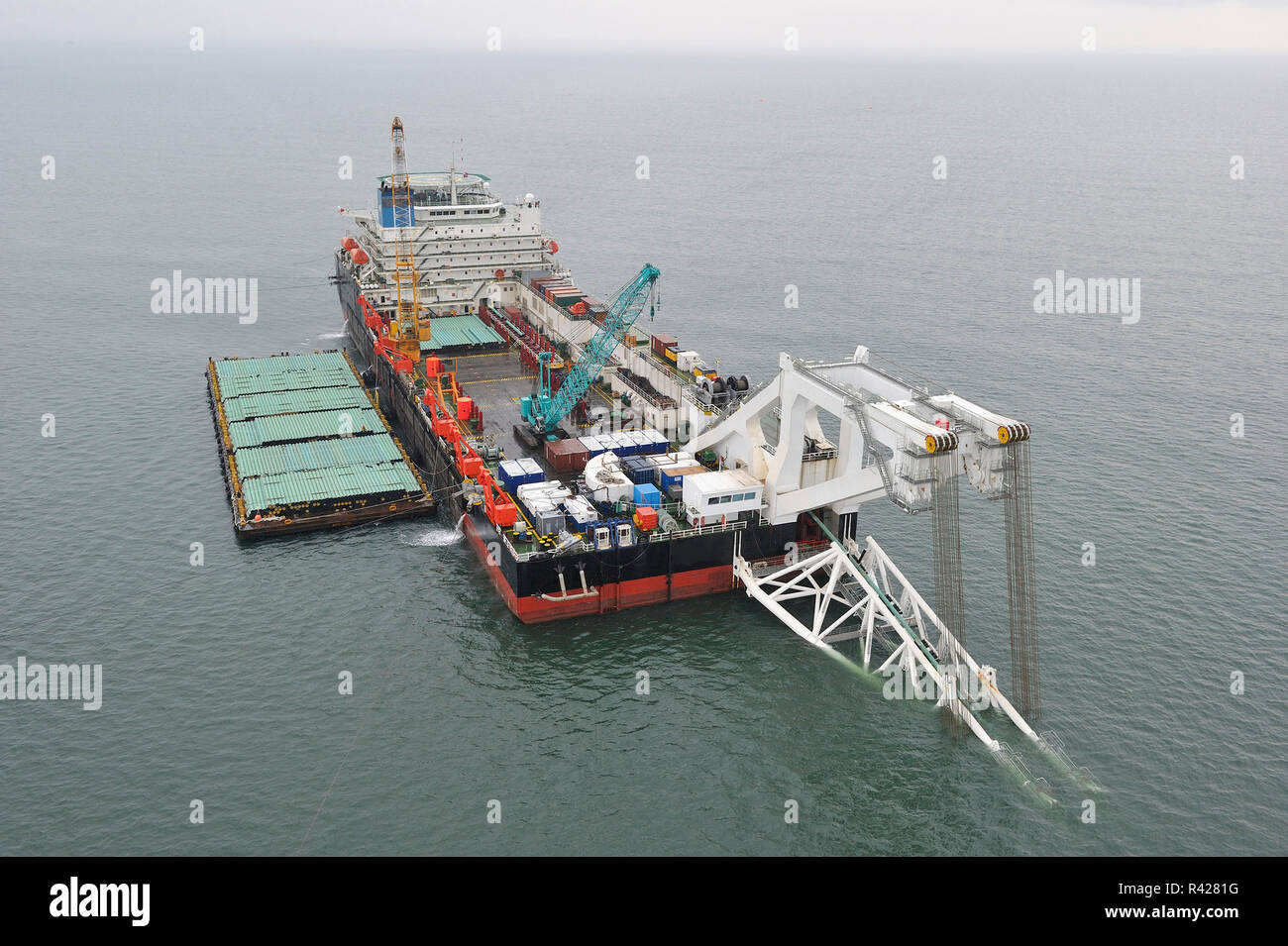Pipelaying barge hi-res stock photography and images - Alamy