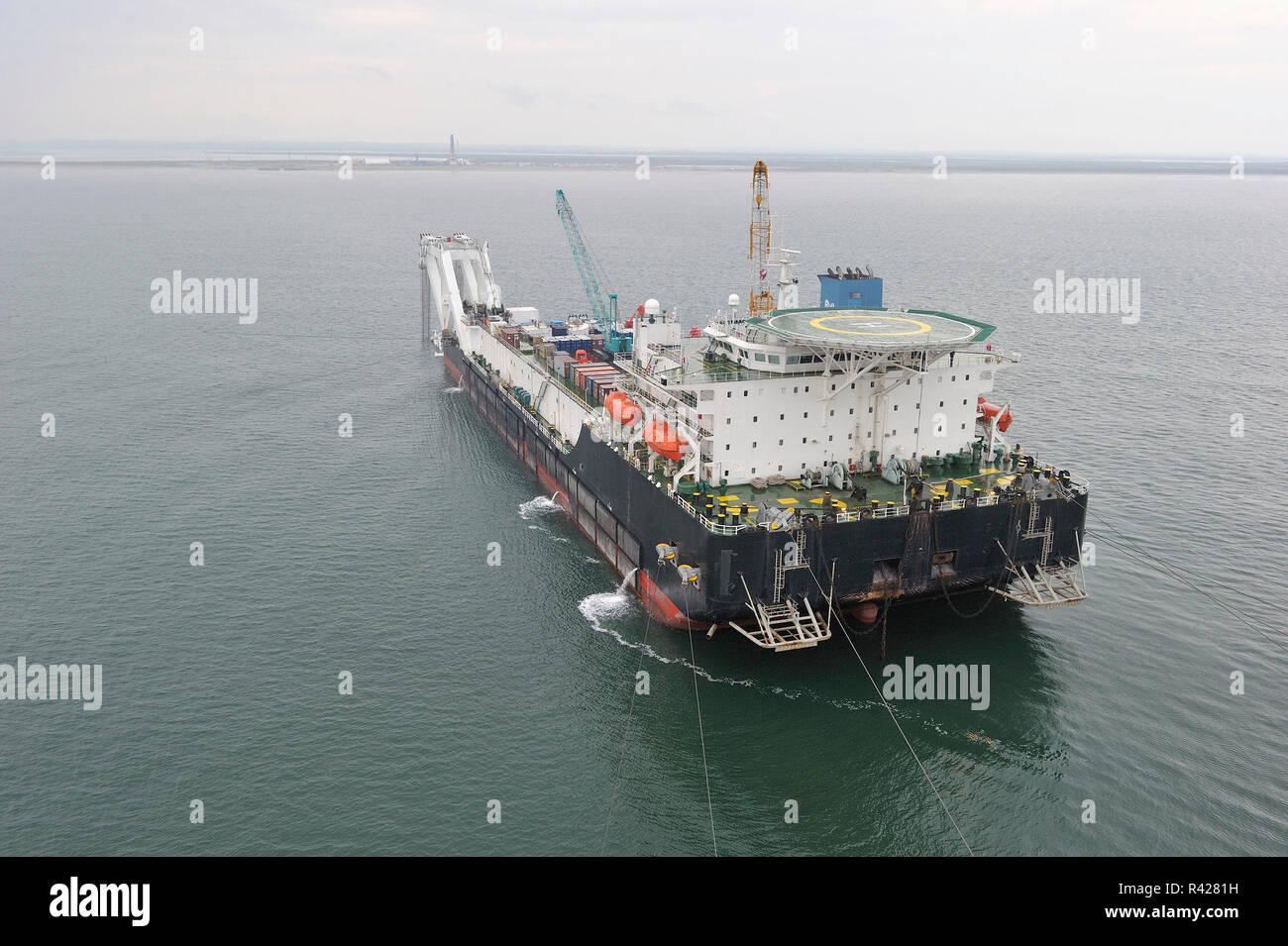 Pipelaying barge hi-res stock photography and images - Alamy