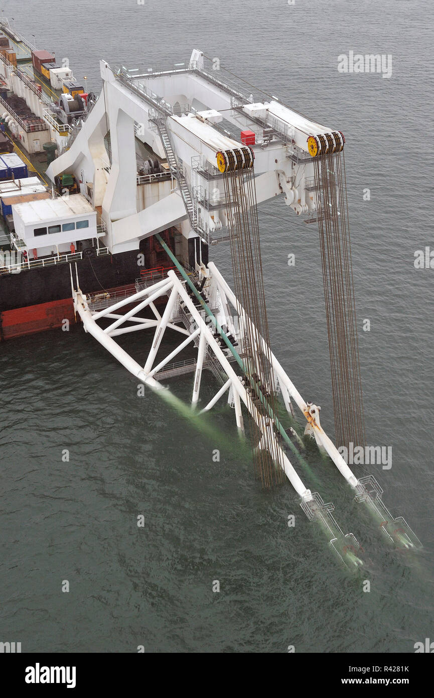 Container loading and unloading systems hi-res stock photography and ...