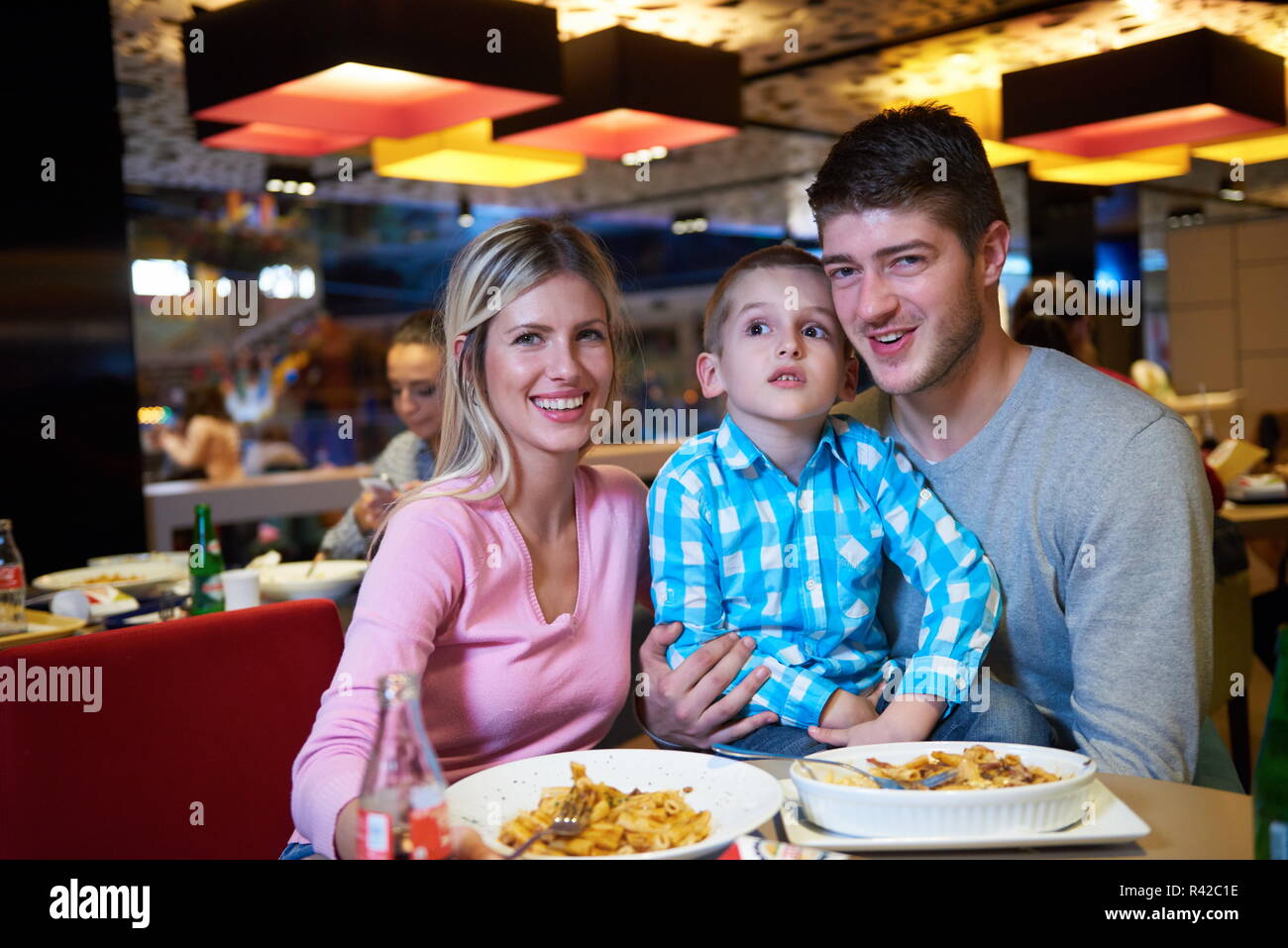 family having lunch in shopping mall Stock Photo - Alamy