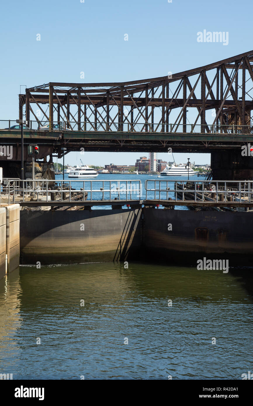 Bridges in boston hi-res stock photography and images - Alamy
