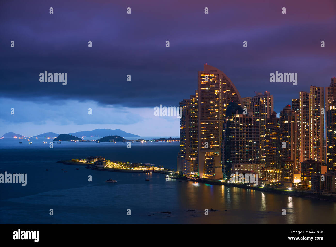 Trump ocean club panama skyline hi-res stock photography and images - Alamy