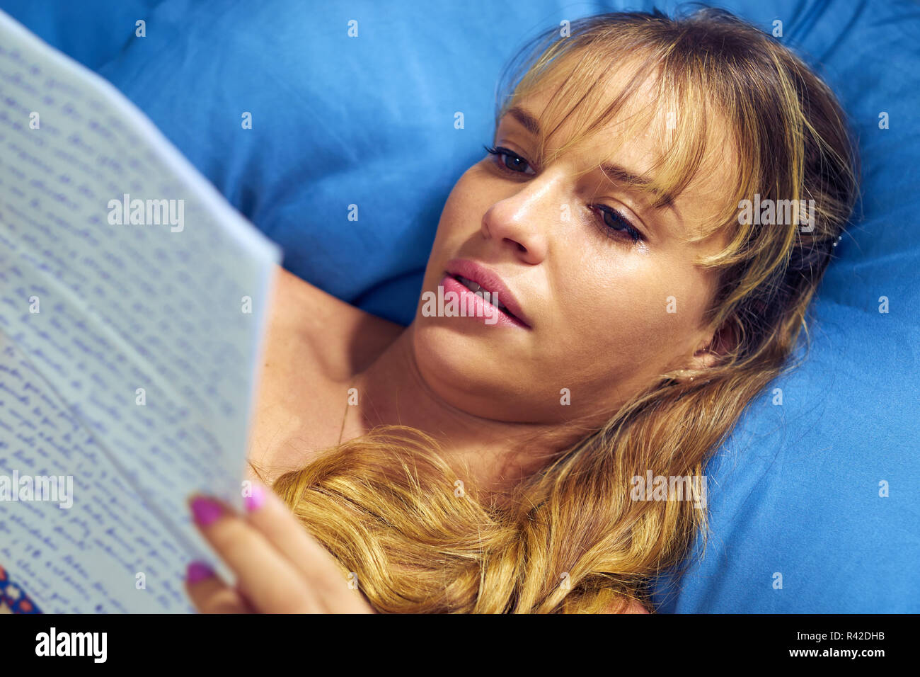 Woman crying letter hi-res stock photography and images - Alamy