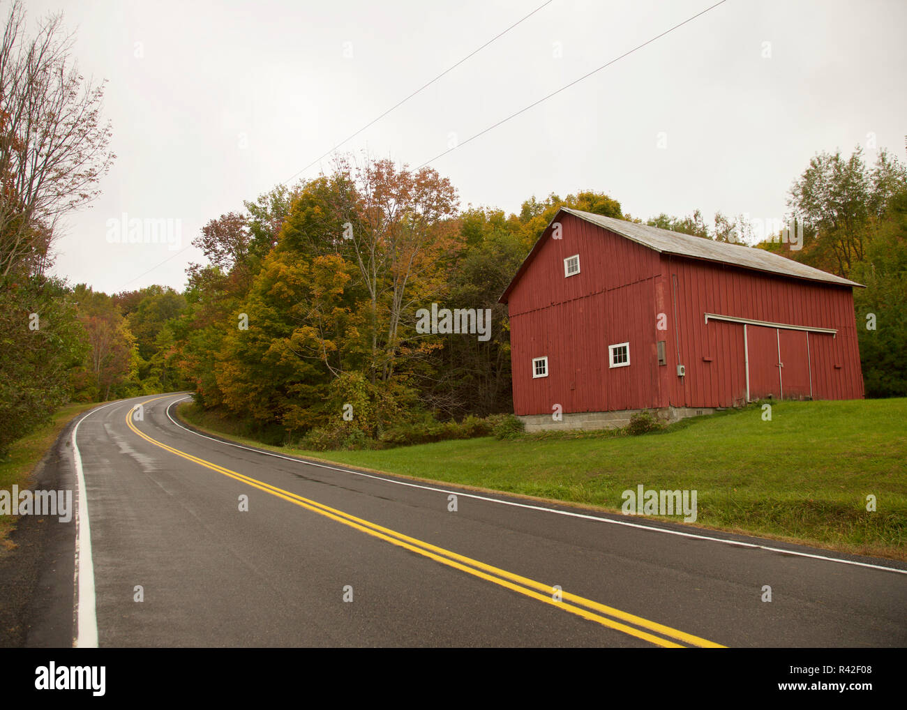 Barn and road hi-res stock photography and images - Alamy