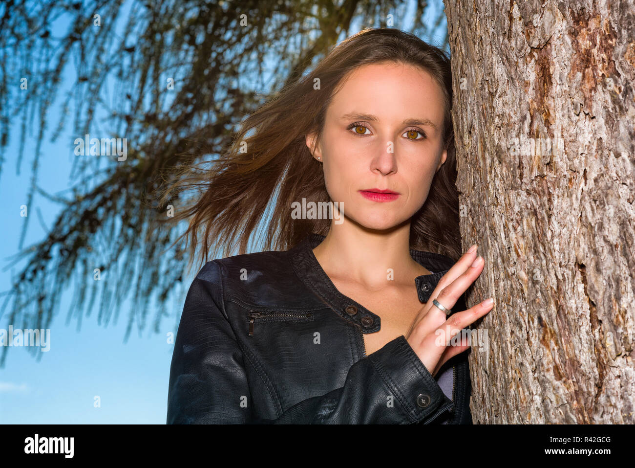 Girls leaning against tree hi-res stock photography and images - Alamy