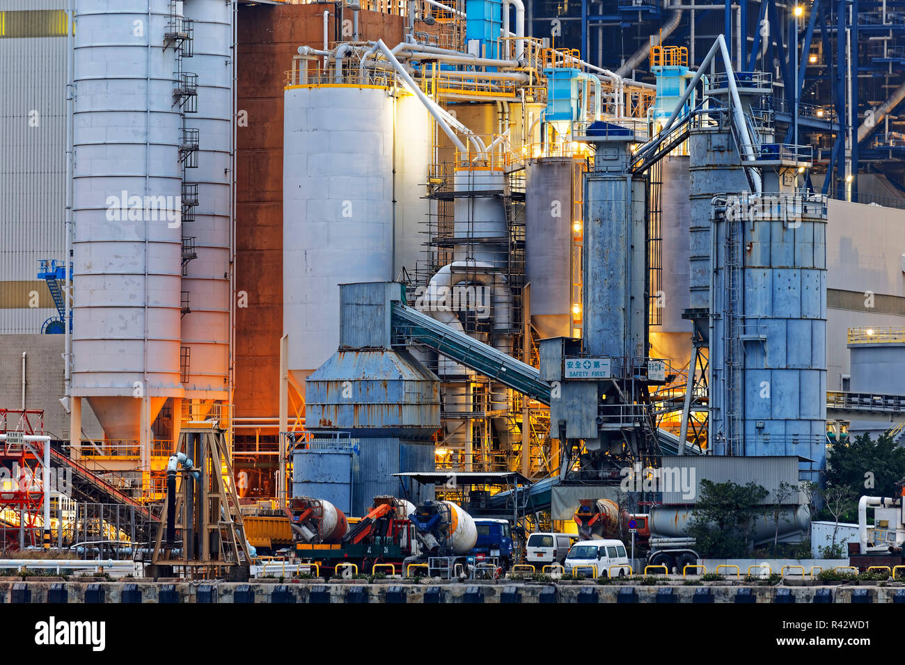 Ravenswood power plant hi-res stock photography and images - Alamy