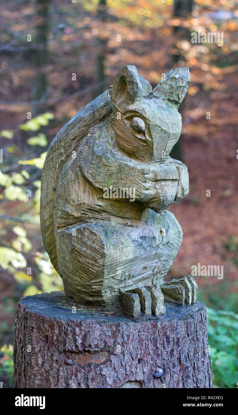 Wood carved squirrel hi-res stock photography and images - Alamy