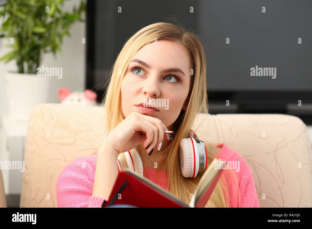young beautiful woman fill in your personal diary Stock Photo - Alamy