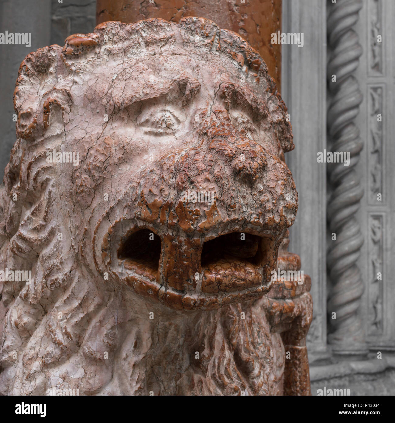 Red marble plinth hi-res stock photography and images - Alamy