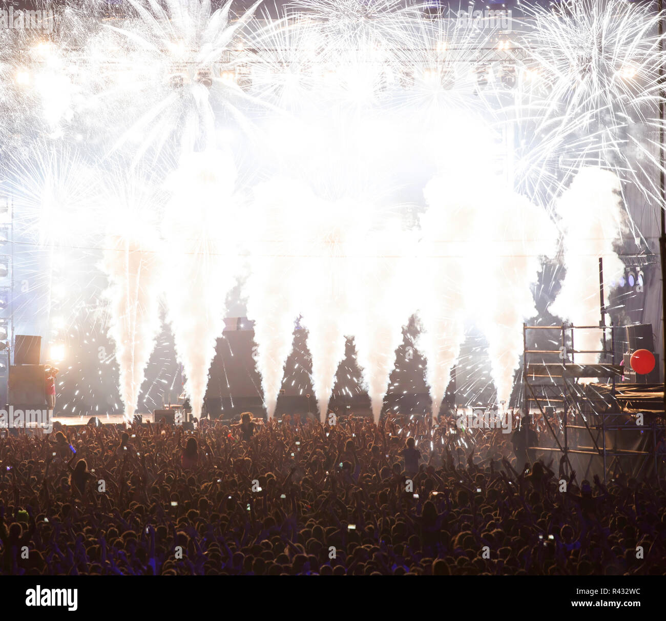 Outdoor crowd cheering hi-res stock photography and images - Alamy Outdoor crowd cheering hi-res stock photography and images - Alamy