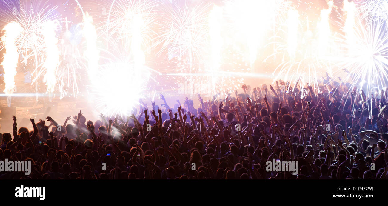 Packed crowd cheering hi-res stock photography and images - Alamy