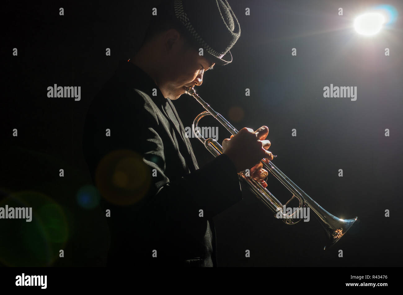 Musician playing trumpet on stage hi-res stock photography and images ...