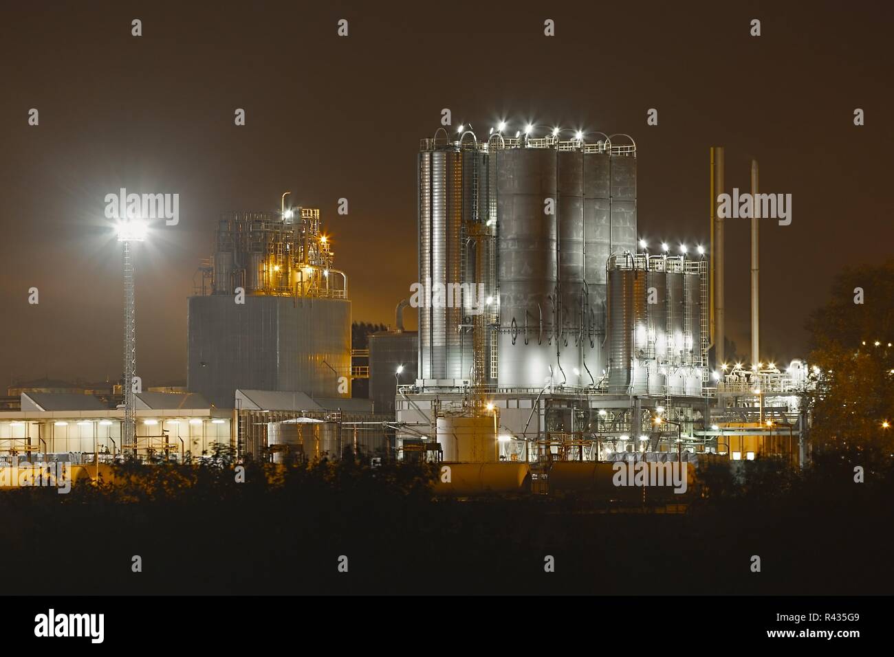 Petrochemical facility at night hi-res stock photography and images - Alamy
