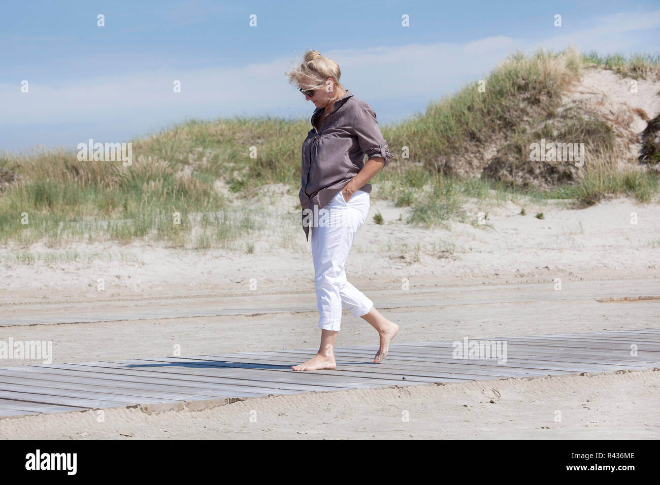 holidaymaker walks on strandweg Stock Photo - Alamy