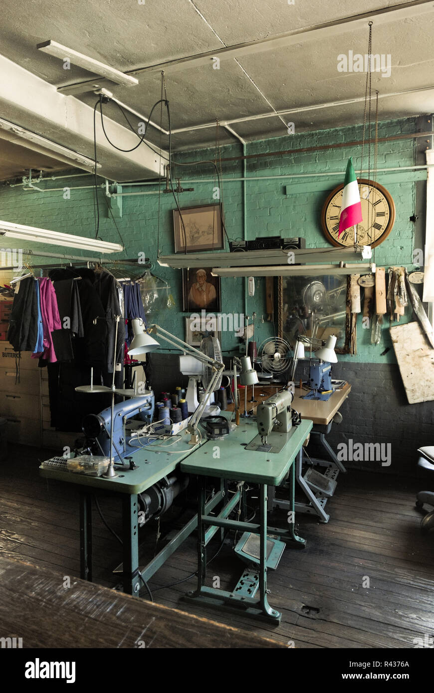 Vintage sewing machines hi-res stock photography and images - Alamy