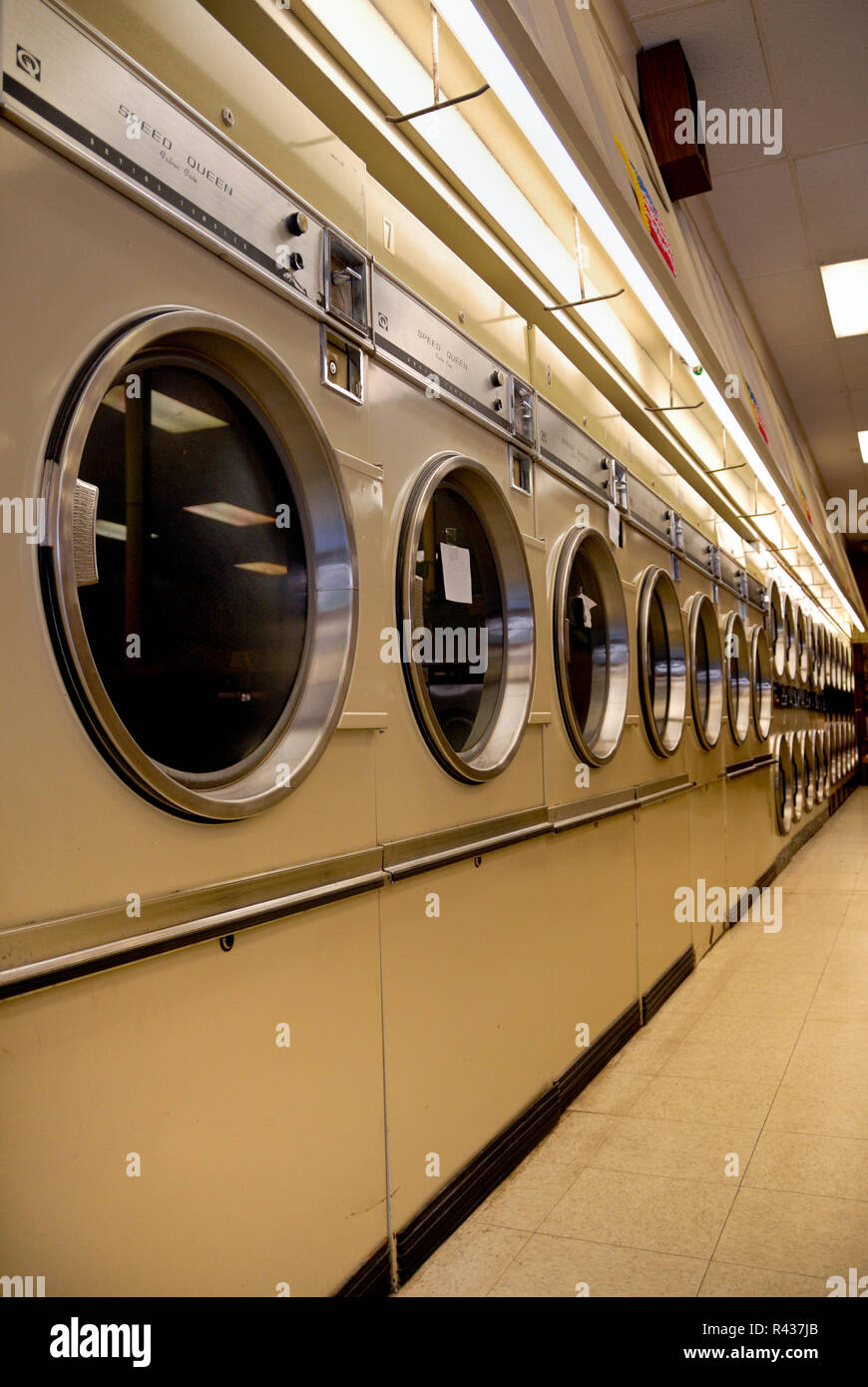 Laundrymat hi-res stock photography and images - Alamy