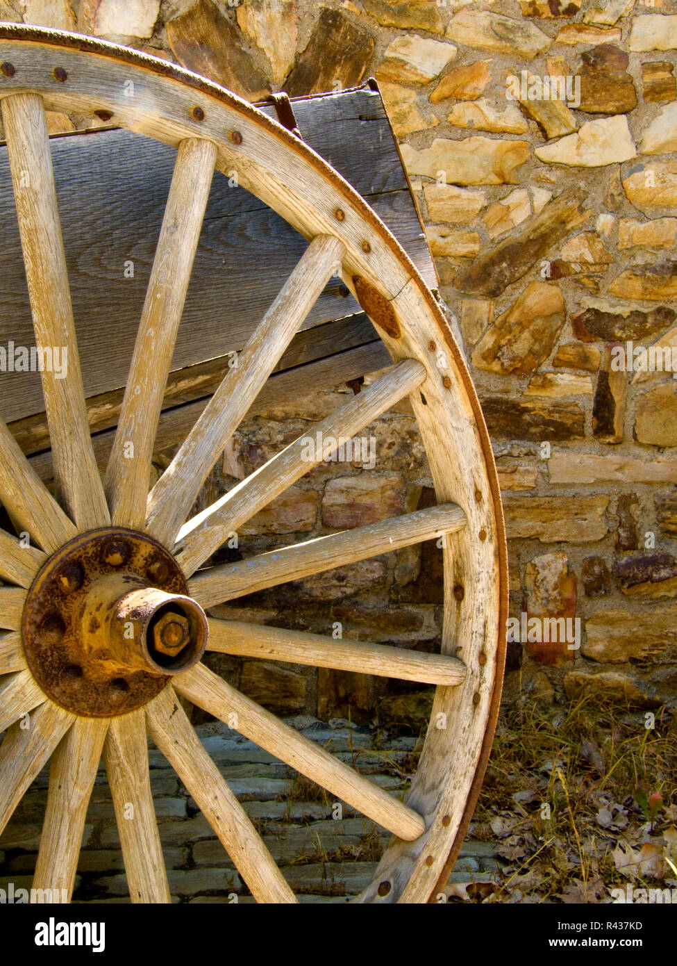 Stone wheel cart hi-res stock photography and images - Alamy