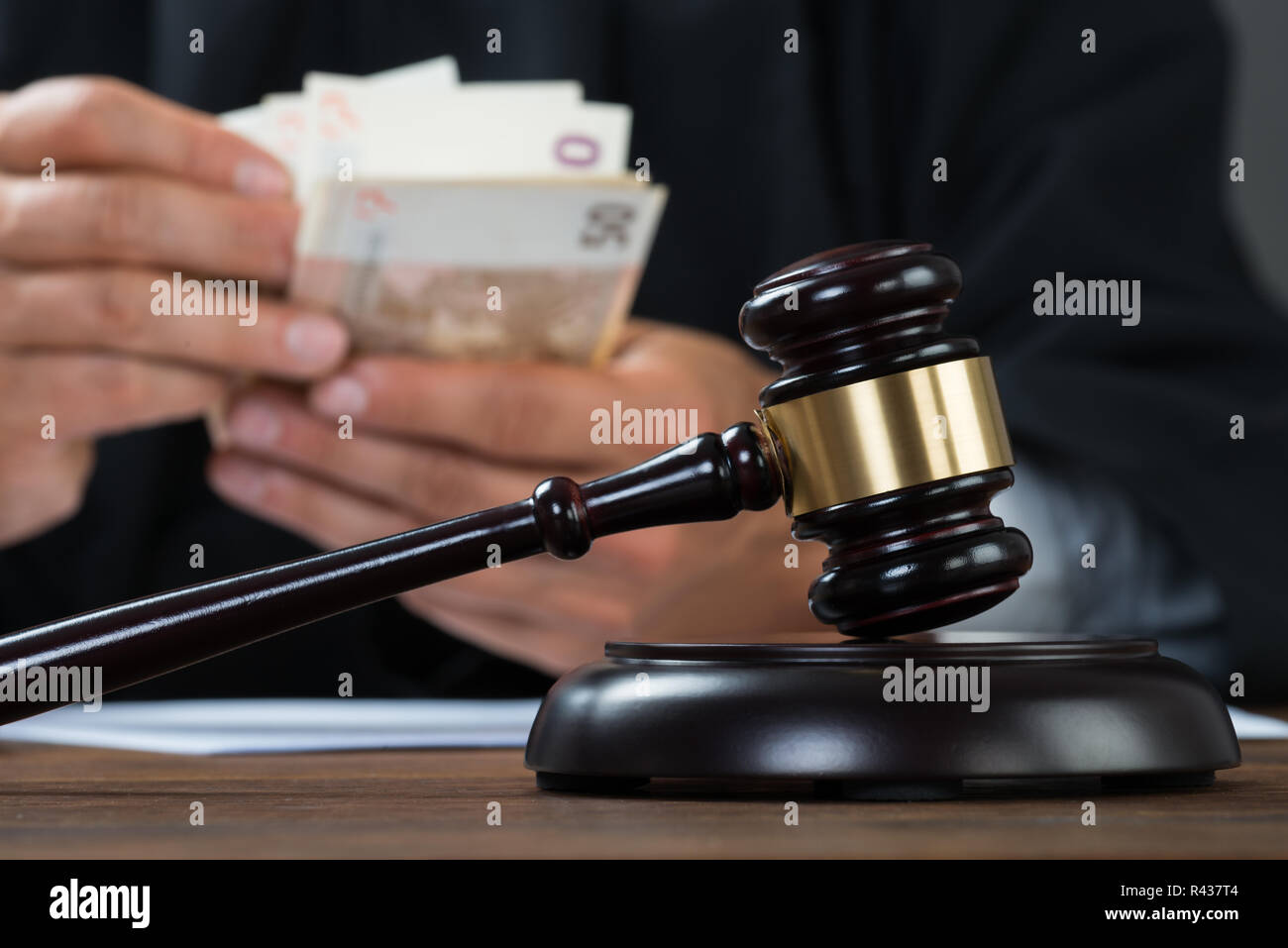 Judge Counting Money At Table Stock Photo - Alamy