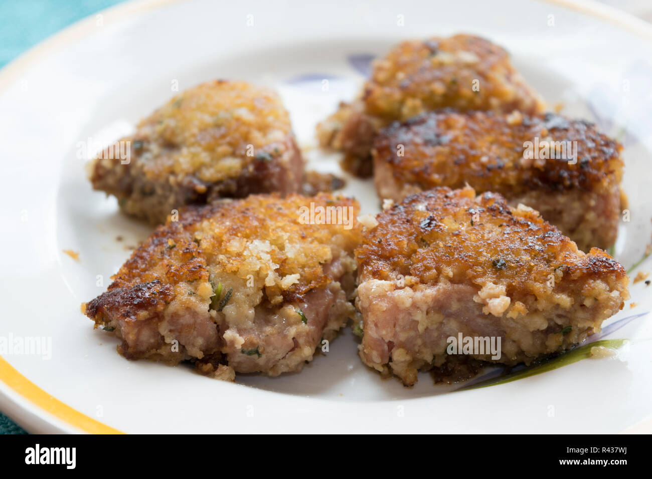 Pan seared tuna hi-res stock photography and images - Alamy