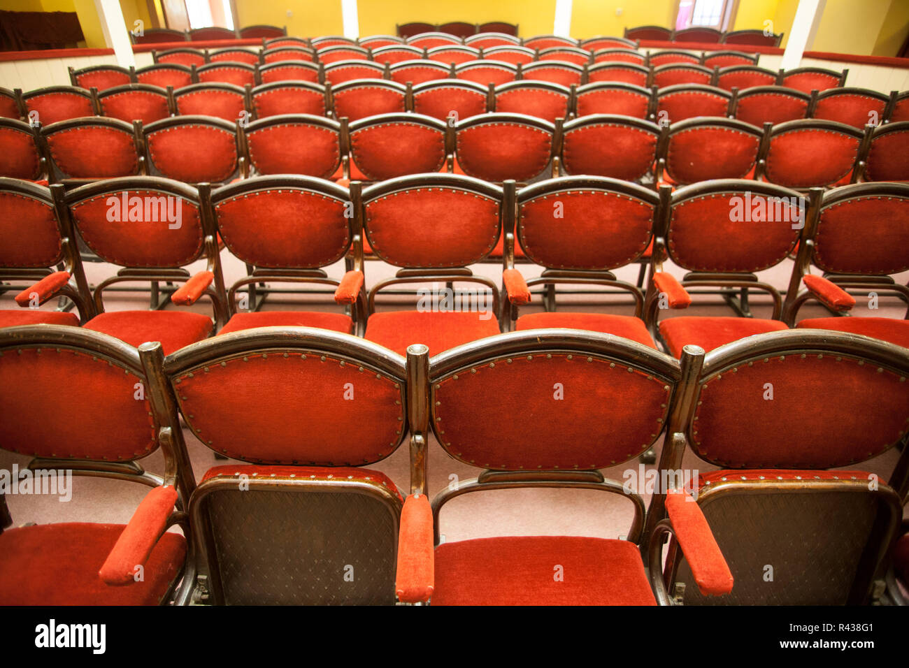 Vintage theatre seats hi-res stock photography and images - Alamy