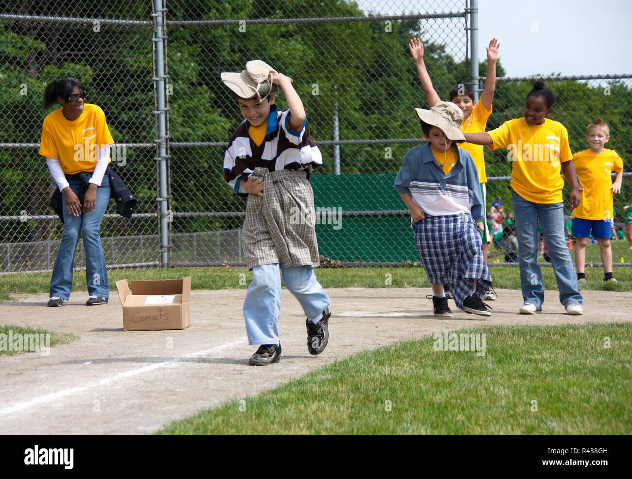 Kids running relay race hi-res stock photography and images - Alamy