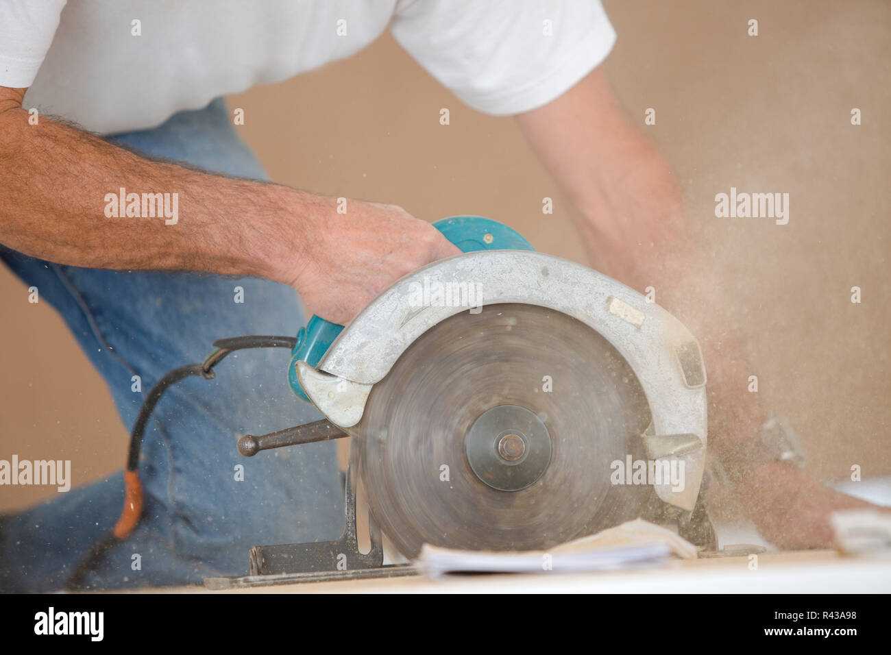 Carpenter using a circular saw Stock Photo - Alamy