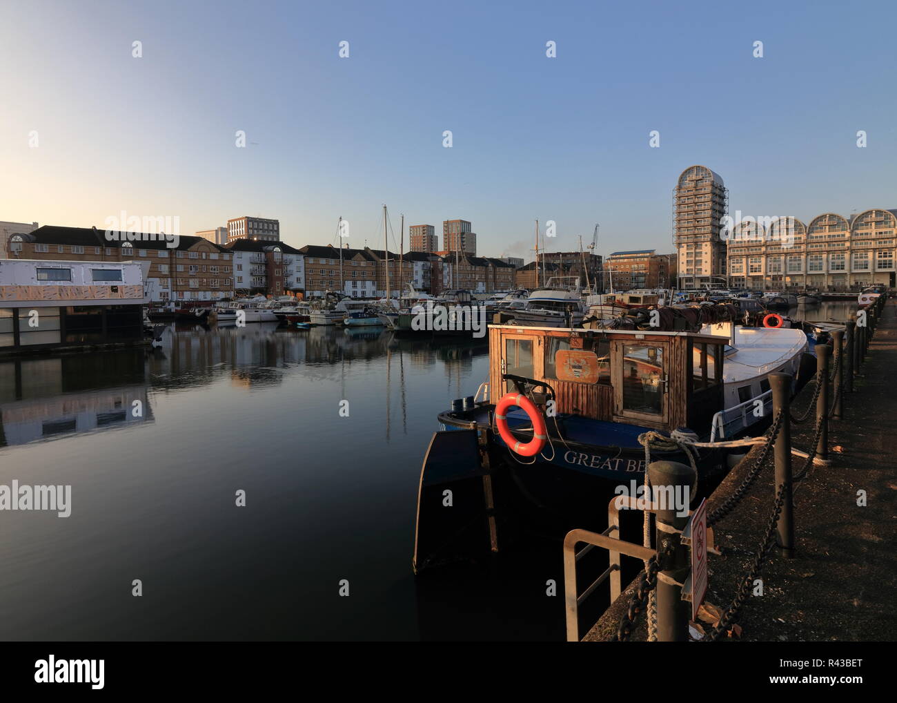 Dock and quayside area hi-res stock photography and images - Alamy